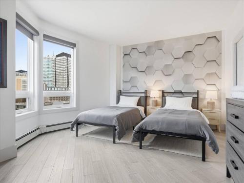 Central and Secure DT Condo with Underground Parking, Edmonton (precios ...