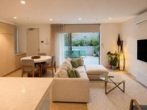 The Terrace Pet friendly, 150m to shops, sleeps 4, modern, central ...