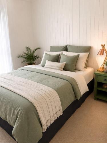 The Terrace Pet friendly, 150m to shops, sleeps 4, modern, central ...