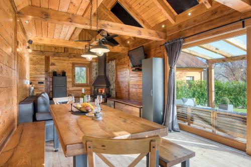 Wood House Bela krajina With Sauna, Dragatuš (tarifs actualisés pour 2026)