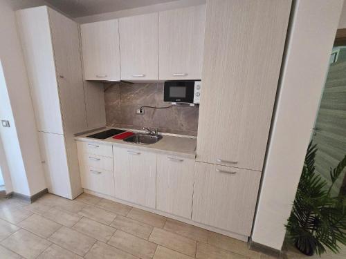 Luxury 1BR Apartment - Resort cu Piscine Sauna Jacuzzi Gym langa plaja ...