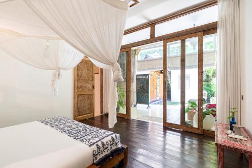 Massive 6BR Villa, Canggu, 16m Pool, Big Garden, Canggu (prezzi ...