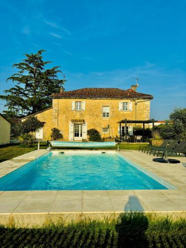 Grand maison à la campagne avec piscine et terrain de pétanque, Marthon ...