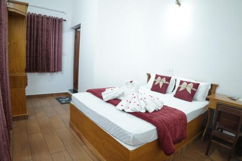 Ann's Rose Haven pool villa munnar by blueway hotels, Kallar Vattiyar ...