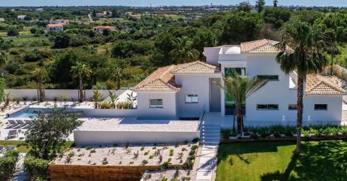 This newly renovated villa enclave of Fonte Algarv, Almancil (prezzi ...