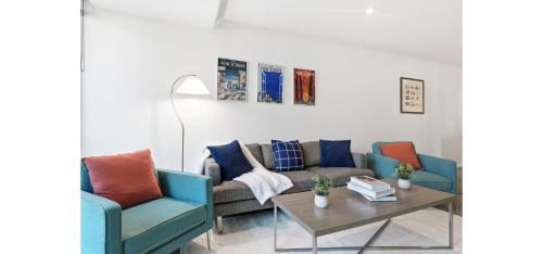 NYC Skyline 3BR Ultra Luxe Escape With Ultra Pool Gym Views, Melbourne ...