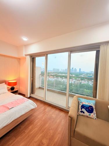 Premium Studio near Expo Mart , Pari Chowk , Kitchen , WiFi, Google TV ...