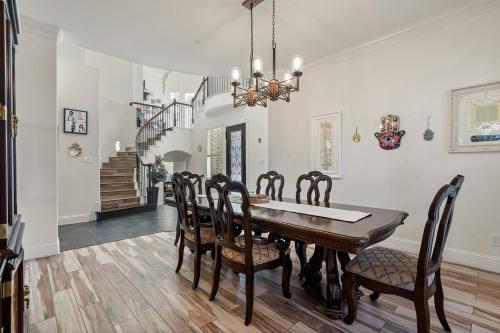 Spacious home with Heated Pool, Media Room & Spa, Allen (precios ...