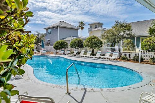 Steps to beach & community pool dog-friendly great location, Destin ...