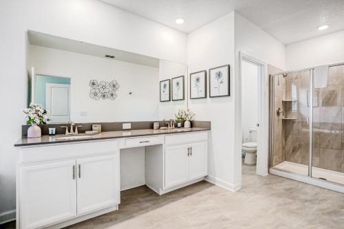 All-new, charming home with screened pool with spa, game room ...
