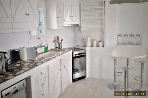 Charming Whitewashed Villa in Paros, E27, Santa Maria (precios ...