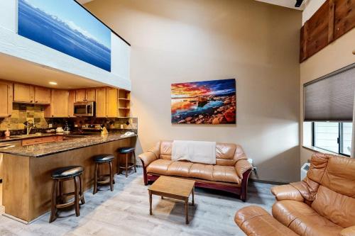 Lake dreams come true at this top-floor studio with loft at Lakeland ...