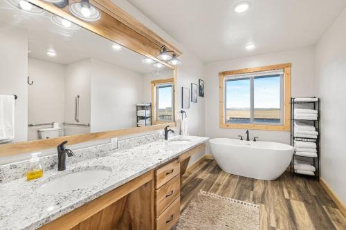 Eagle Eye Retreat by KABINO A/C EV Hot tub Minutes to reservoir 35 ...
