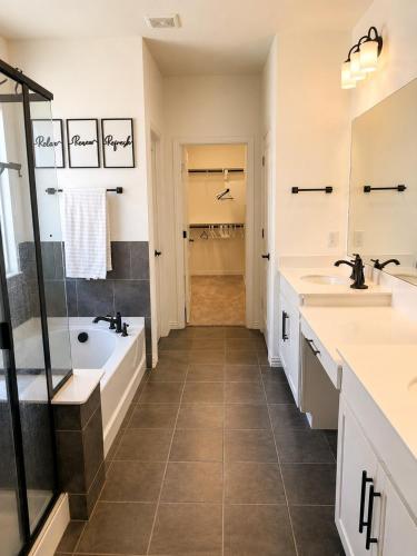 Luxury 4BR Aubrey Home, Game Room, Workspaces, Aubrey (preços ...