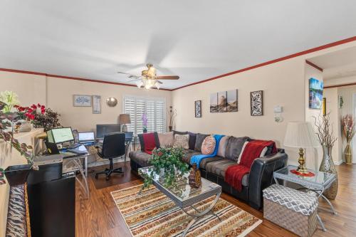 Surprise Oasis, Pool, Gym & Workspace, Sleeps 6, Surprise ...