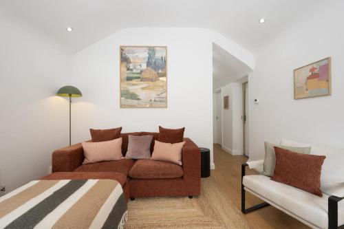 Beautiful Cottage near Richmond and River Thames - Pass the Keys ...