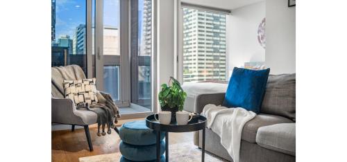 CBD City Skyline 2BR With Ultra Luxe Pool Gym and Views, Melbourne ...