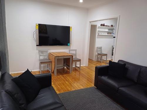 Cute and cozy cottage, Northfield (updated prices 2026)