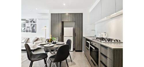 NYC Skyline 2BR Docklands Luxe With Pool Gym Parking, Melbourne ...