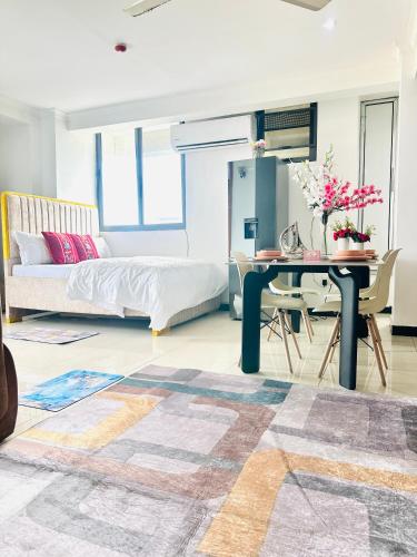 Stylish City Center Studio with Fast WiFi & Prime Location, Dar-es ...