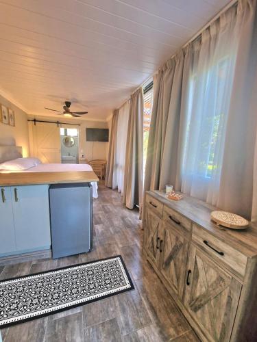 Ocean Whisper Cottage, Sunset, Sizzle and Rest, Wilderness (prezzi ...
