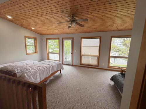 Lake Miltona beach house with hot tub, Miltona (precios actualizados en ...
