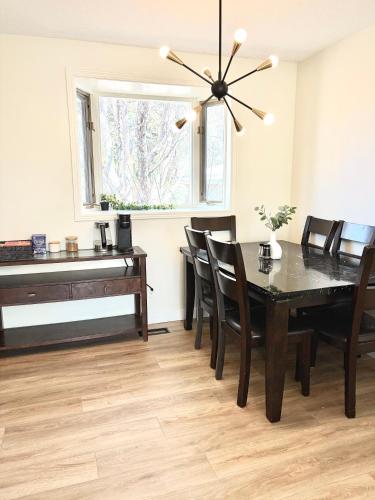 Brentwood Bungalow Near LRT Easy Stampede Access, Calgary (updated ...