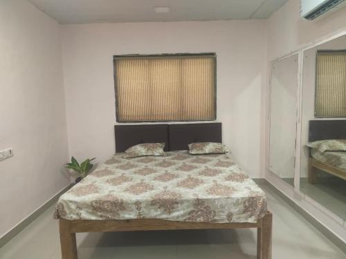 Sunny 2 Bedroom Villa with a Big Garden and Pool, Thane (preços ...