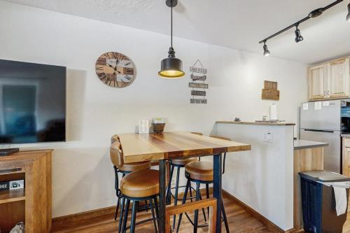 Stylish Condo - Private Beach Access Shared Hot Tub Pools Marina ...