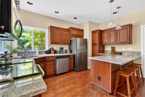 Mt Hood Home Game Room Sleeps 9 Dog-Friendly, Mount Hood Village ...