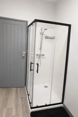 Large Double Room with TV, Fast Wi-Fi & Workspace, Wolverhampton ...