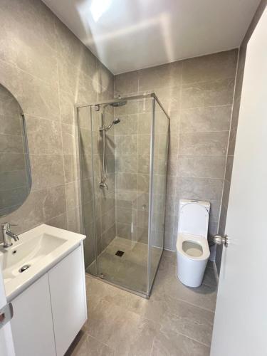 Master Room with Private Bathroom Minutes from Train Station - NG2 ...