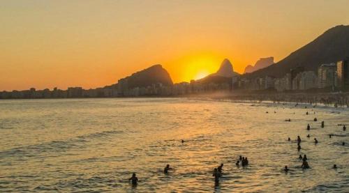 Leme Beach Flat, vista verde, praia em 1 minuto, Río de Janeiro ...
