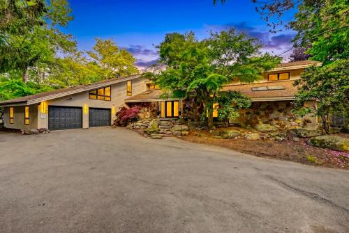 #1 Celebrity Mansion Estate Huge Dance Floor Swimming Pool Pickleball ...