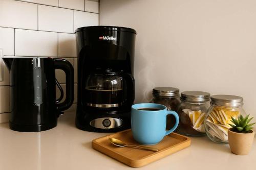 Sleeps 8 4 Beds Large Windows Steps from the Met Theatre, Philadelphia ...