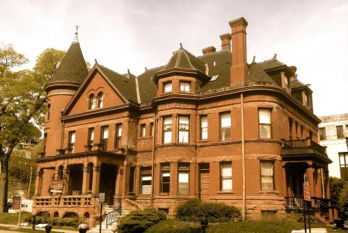 The Redstone Inn and Suites, Dubuque (updated prices 2025)