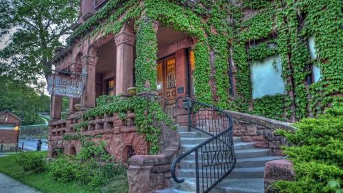 The Redstone Inn and Suites, Dubuque – Updated 2023 Prices