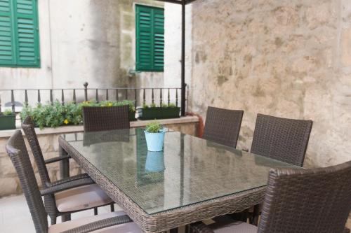 Tri Lava Luxury Living, Split