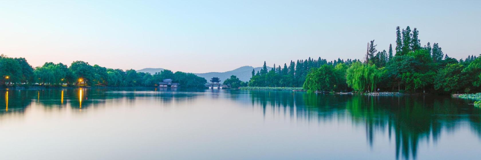 Die 10 besten Hotels in der Nähe von: Spring Dawn at Su Causeway, in ...