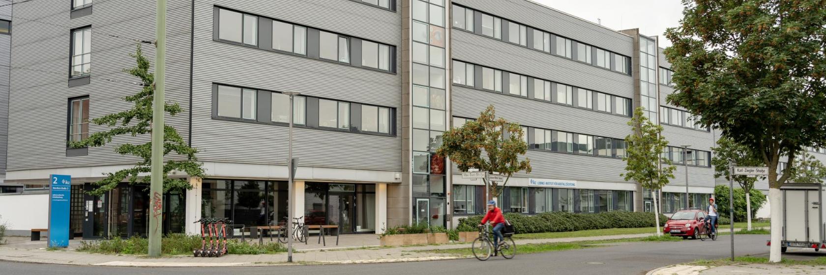 बर्लिन, जर्मनी में Leibniz Institute for Crystal Growth के नज़दीक10 ...