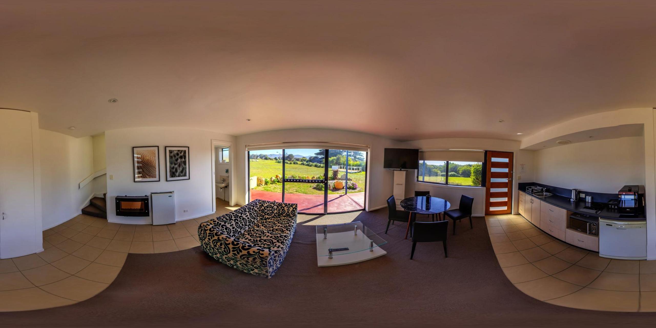 Diamond Island Resort, Restaurant & Bar and Penguin Show, Bicheno ...